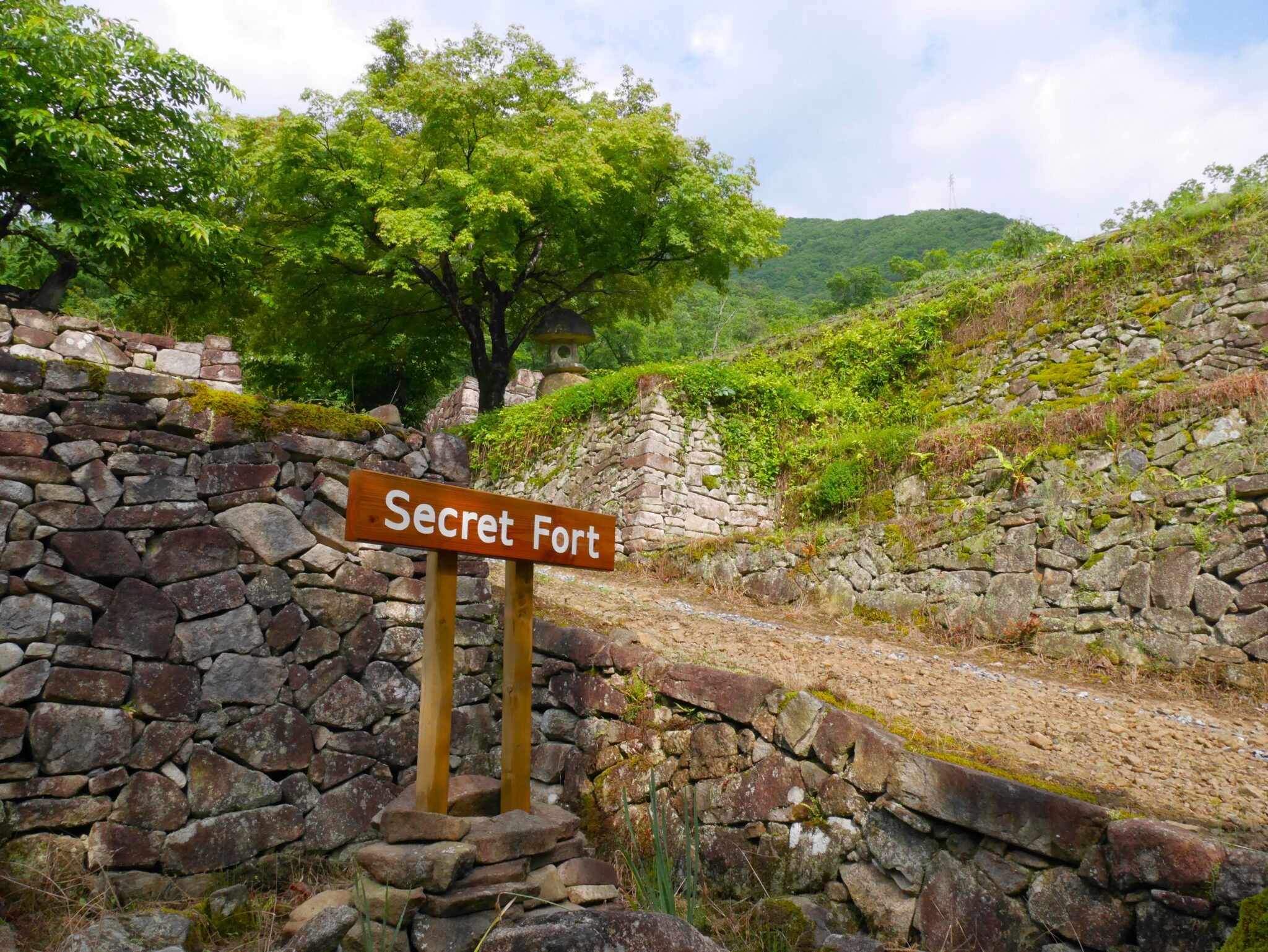 敷地内は石垣をくみ上げて作られており、他にはない存在感があります。